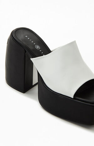 Daisy Street Women's Black & White Yin & Yang Heels | PacSun